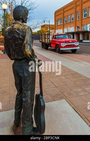Statue von Glenn Frey Standin' on the Corner in Winslow, Arizona ...