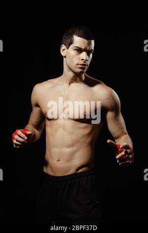 Porträt eines männlichen Boxers posiert mit Händen auf dem Kopf vor ...