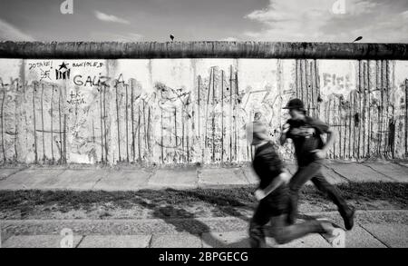 Fall der Berliner Mauer: Menschen aus Ost und West-Berliner Klettern an ...