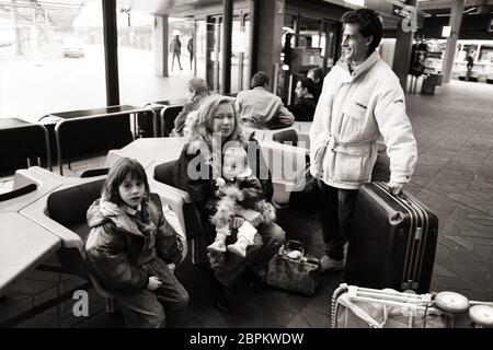 Littbarski am Flughafen // 04.04.1988 - FC Spieler Pierre Littbarski ...