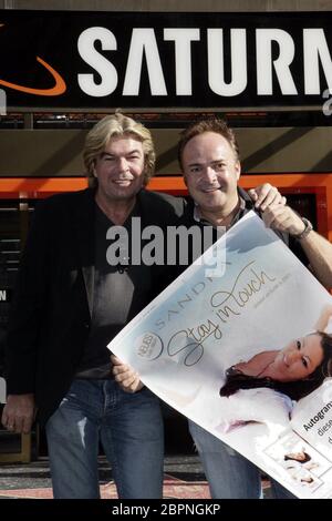 Autogrammstunde 'Sandra' - die deutsch-französische Popsängerin Sandra ...