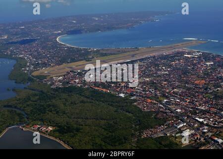 Indonesien, Bali, Luftaufnahme von Jimbaran Strand, Restaurants am ...