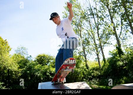 Der britische Skateboarder Alex Decunha trainiert im Stantonbury ...