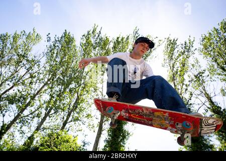 Der britische Skateboarder Alex Decunha trainiert im Stantonbury ...
