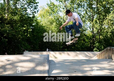 Der britische Skateboarder Alex Decunha trainiert im Stantonbury ...