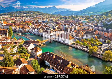 Stadt Luzern riverfront und Dächer Luftbild, Alpen Landschaft der ...