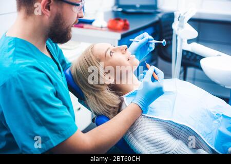 Nach weiblichen Zahnarzt Behandlung von Patienten Frau Zähne. Medizin, Zahnmedizin und ...