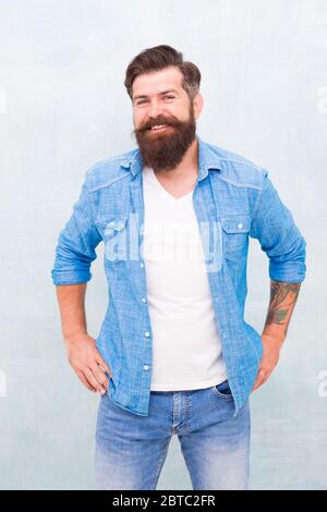 Gute Stimmung. Charismatischer Barbier mit Bart und Schnurrbart ...