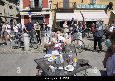 CODOGNO, Piazza XX Settembre und Piazza Cairoli voller Menschen warten ...
