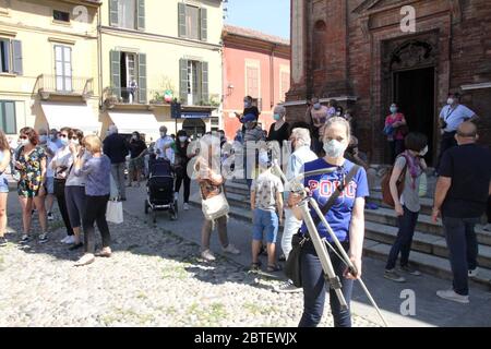 CODOGNO, Piazza XX Settembre und Piazza Cairoli voller Menschen warten ...