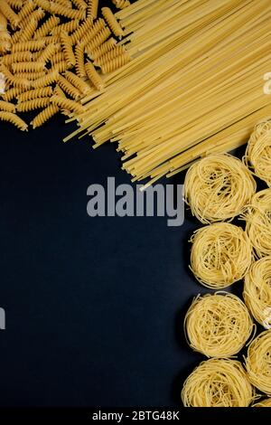 Verschiedene Arten von getrockneten Teigwaren, Spaghetti, Tagliatelle ...