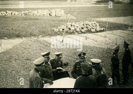 WWII - WW2 Deutsche Beamte studieren eine Karte - Ostfront ...