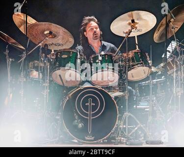 Der legendäre Schlagzeuger Shannon Forrest tritt im Konzert mit Toto im ...