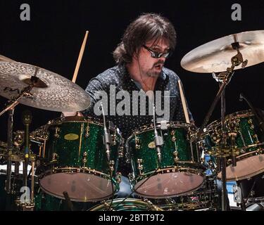 Der legendäre Schlagzeuger Shannon Forrest tritt im Konzert mit Toto im ...