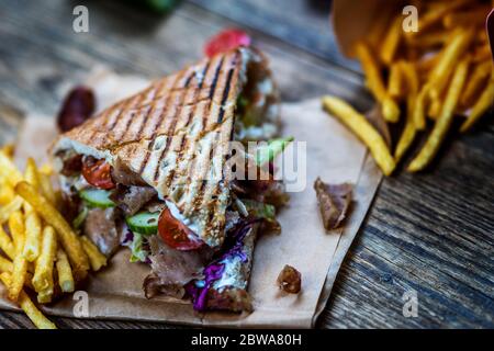 Döner Kebab mit Pommes Frites und Salat Stockfotografie - Alamy