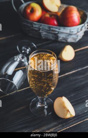 Glas kalten Apfelwein trinken, reifen Äpfeln mit Blättern und Häuser ...