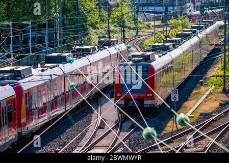 S-Bahn-Züge im Morgenverkehr am Bahnhof Bad Homburg in der Nähe von ...