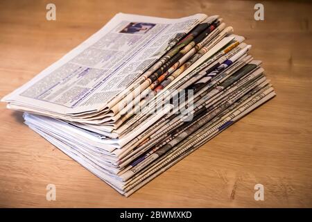 Konzept: Zeitung Schlagzeile zu Steuern Stockfotografie - Alamy