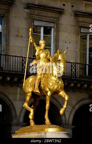 Reiterstatue der Jeanne d'Arc mit französischen Flaggen im Hintergrund. Paris, Frankreich ...