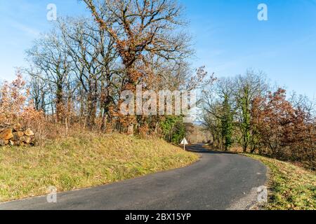 Verlassene Straße in der Lot Provence im Süden Frankreichs ...