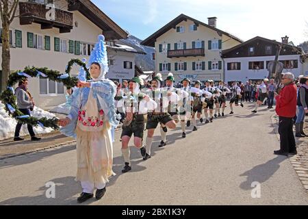 Glockenturm in der Maschkera-Prozession an Karneval, Mittenwald ...