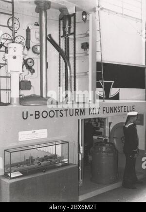 In der Berliner Radioausstellung fotografiert Heinrich Hoffmann 1933 ...