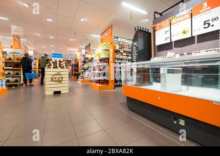 Interieur eines Albert Heijn Supermarkts mit Angeboten, Getränken ...