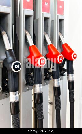 Tankstelle. Pistolen mit Benzin und Dieselkraftstoff an einer ...