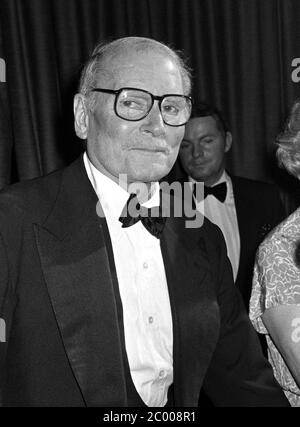 LONDON, GROSSBRITANNIEN. Dez 1980: Schauspieler Barry Humphries ...