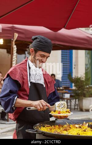 Essen und Essen auf der Straße - spanische Paella in der Nähe mit ...