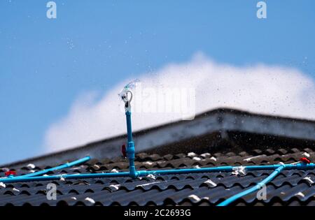Die Sprinkleranlage auf der Kachel Dach anbringen, um die Temperatur im ...