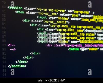 Das Schreiben von Programmcode auf dem Laptop. Digitale binäre Daten, die auf dem Computer ...