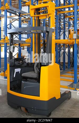 Hochregal-Stapler Gabelstapler Lager hintereinander Stockfotografie - Alamy