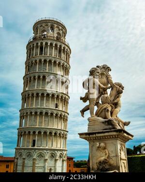 Schiefer Turm von Pisa, eines der architektonischen Symbole Italiens ...