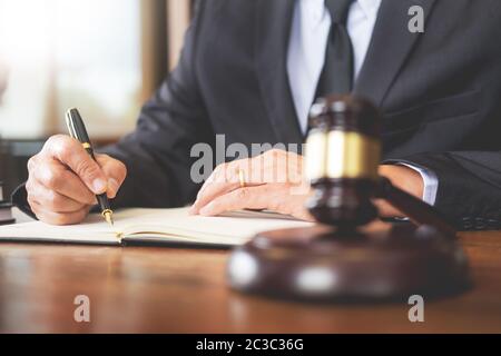 Das private Büro Arbeitsplatz für Berater ein junger Anwalt ...