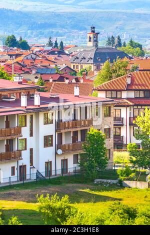 Bansko, Bulgarien Sommer Stadt Panorama der bulgarischen Skigebiet mit ...