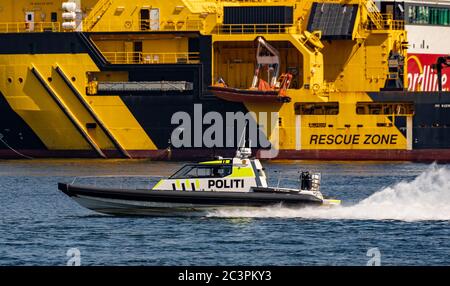 Polizei, Polizeischiff Kjoelen (Kjølen) in Damsgårdssundet, Hafen von ...