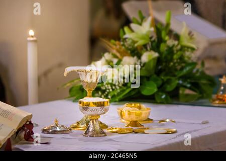 Altar mit geweihtem Gastgeber, der zum Leib jesu christi und Kelch für ...
