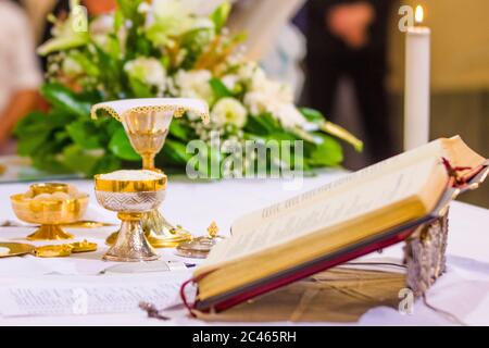 Altar mit geweihtem Gastgeber, der zum Leib jesu christi und Kelch für ...
