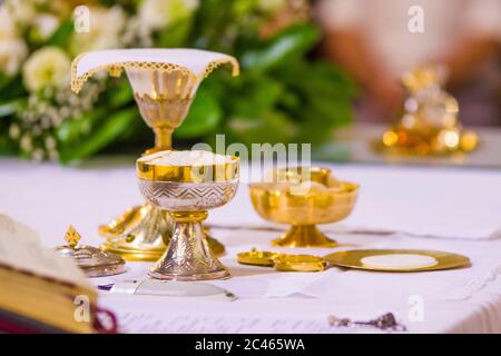 Altar mit geweihtem Gastgeber, der zum Leib jesu christi und Kelch für ...