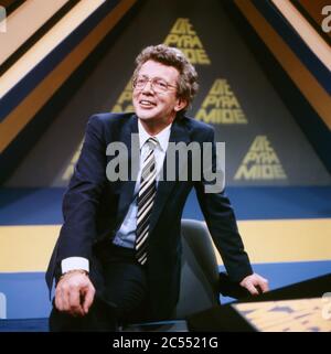 Die Moderator Dieter-Thomas Heck, links, seine Frau Ragnhild, Mitte und ...