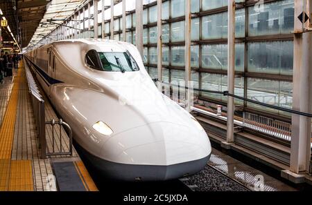 Japanischer Shinkansen oder Bullet-Zug, der in den Bahnhof in Okuyama ...