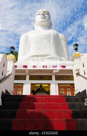 Bahirawa Kanda oder Bahirawakanda Vihara Buddha Statue in Kandy, Sri ...