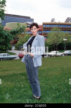 Raphaela Dell, neue Programmsprecherin beim ZDF in Mainz mit ihrem Hund ...