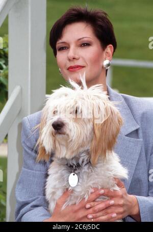 Raphaela Dell, neue Programmsprecherin beim ZDF in Mainz mit ihrem Hund ...