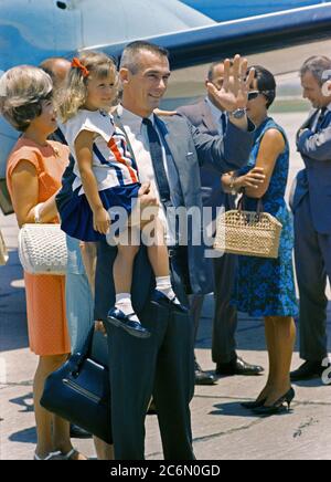 Astronauten A. Eugene Cernan (Holding Tochter Tracy) und Thomas P ...