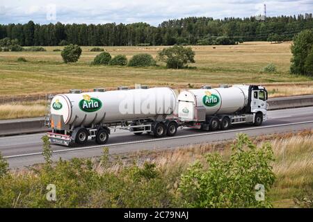 Milch-LKW auf der Autobahn Stockfotografie - Alamy