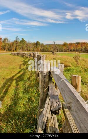 Blick entlang der Blue Ridge Parkway Scenic Drive, wo man die Süd- und ...