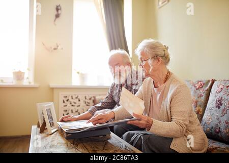 Ältere europäische Rentner sitzen in gemütlichen Wohnzimmer Blick auf ...