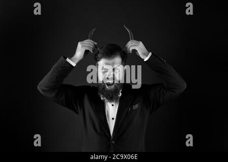 Heiß wie die Hölle. Schöner Macho mag würzigen Geschmack. Mann hält ...